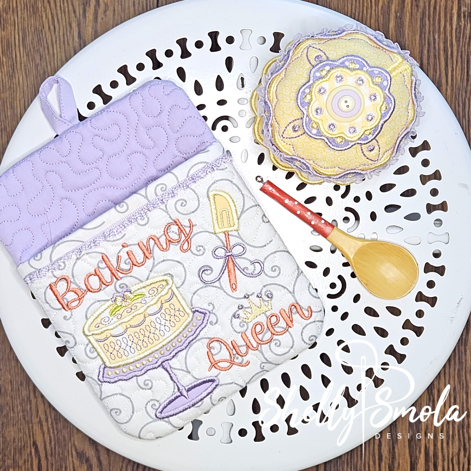 Baking Queen - Shelly Smola Designs - Embroidery - Shelly Smola Designs